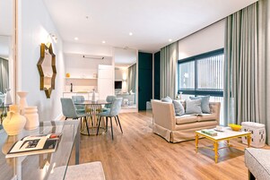 Apartamento (2 Bedrooms) | Área de estar | Smart TV