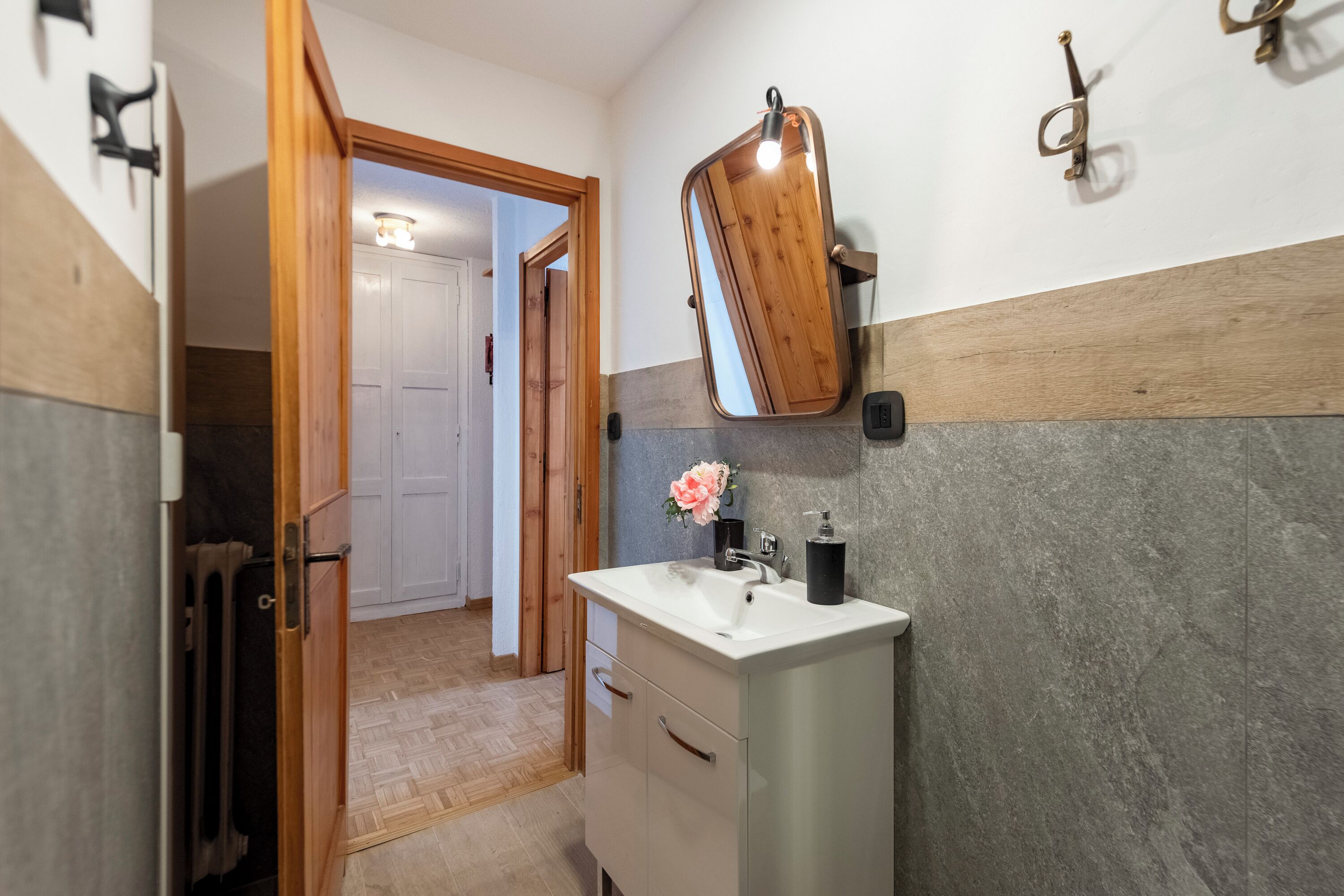 Apartamento Standard, vários quartos (Montagne E Coccole) | Casa de banho | Um polibã, um secador de cabelo, um bidé, toalhas fornecidas 