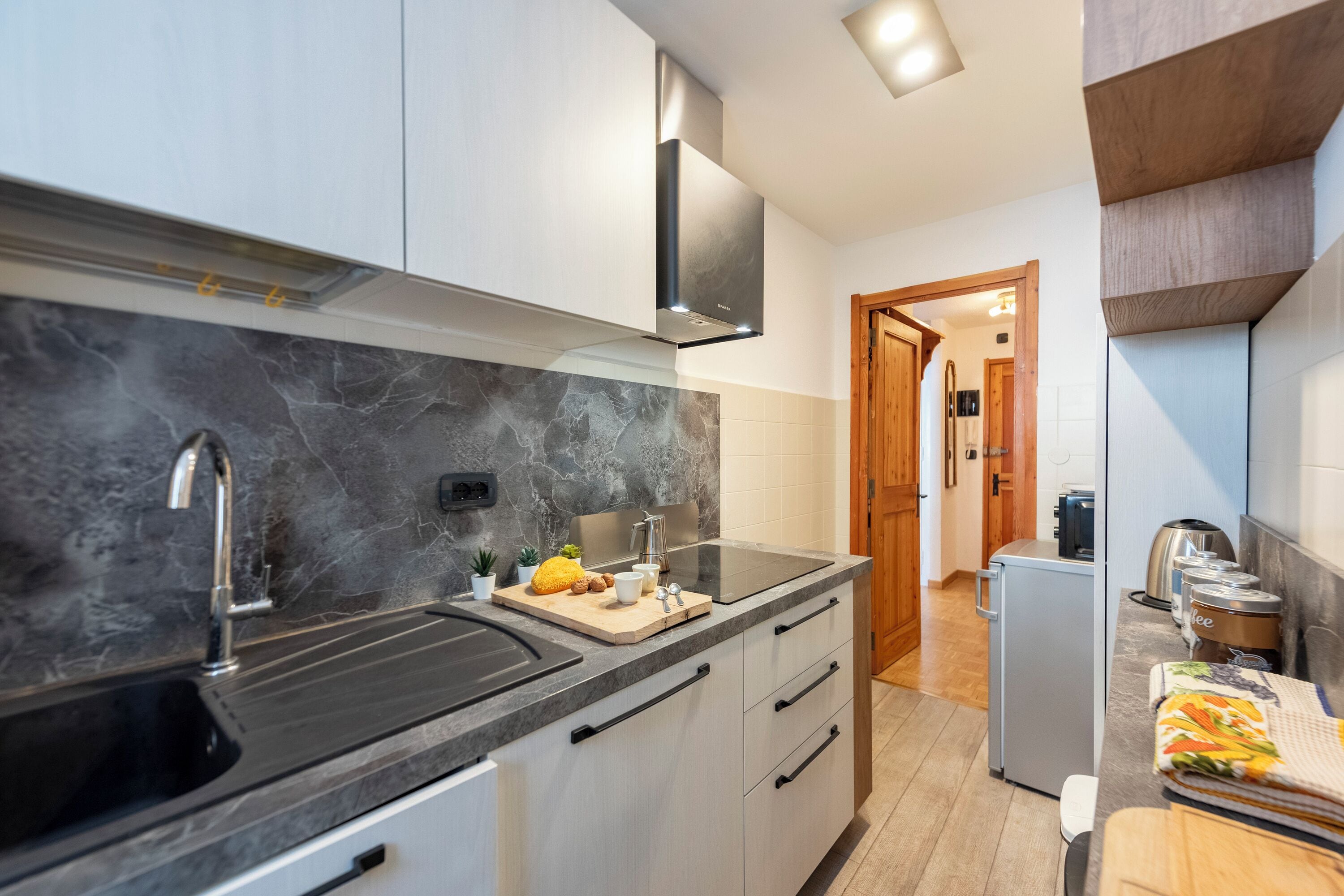 Geladeira, micro-ondas, cooktop, lava-louças