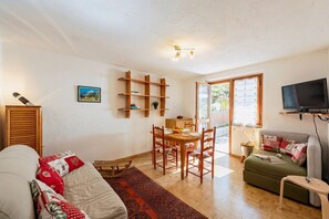 Apartamento Standard, vários quartos (Montagne E Coccole) | Sala de estar | Smart TV de 21 polegadas com canais por cabo 