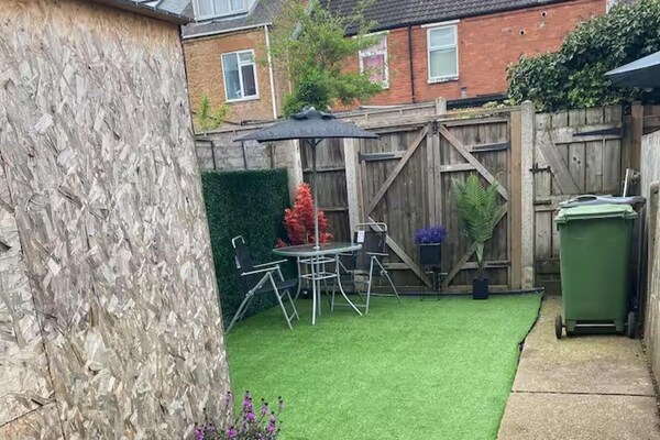 Cosy 2 Bed House - Sleeps 3, Parking & Garden - Nottingham