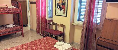 Quarto Quádruplo Standard | Cofre no quarto, Wi-fi grátis