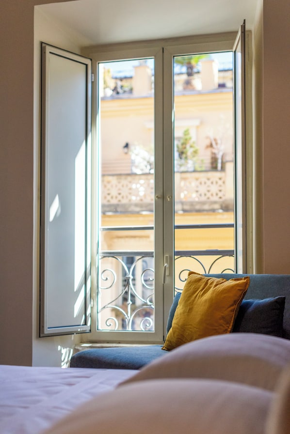 Quarto Duplo Premium, Vista para a cidade | Cofre no quarto, secretária