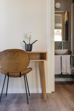 Suite Júnior, Vista para a cidade | Cofre no quarto, secretária