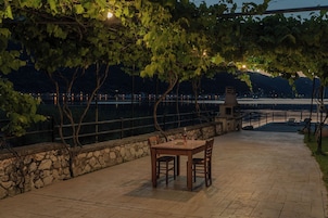 Fachada da propriedade à noite