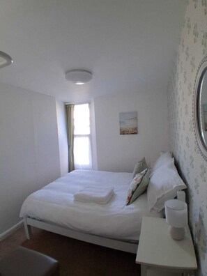 Quarto casal básico | Ferros/tábuas de passar roupa, Wi-Fi de cortesia