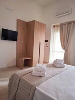 Quarto Triplo Tradicional | Minibar, secretária, secretária adequada para computadores portáteis 