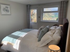 Casa de campo tradicional, 2 quartos, vista para a colina | Ferros/tábuas de passar roupa, Wi-Fi de cortesia, roupa de cama