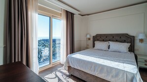 Quarto Deluxe, 1 cama queen-size, vista para o mar, em frente ao mar | Roupa de alta qualidade, camas de colchão Select Comfort, secretária