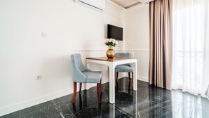 Quarto Deluxe | Sala de estar | Smart TV de 28 polegadas com canais via satélite
