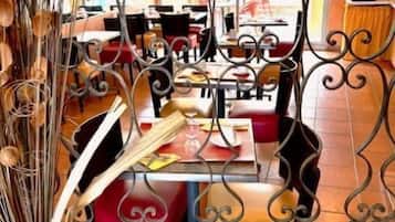 Café da manhã com buffet todos os dias mediante uma taxa