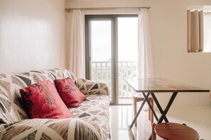 Apartamento em Condomínio Fechado, 1 quarto, varanda | Sala