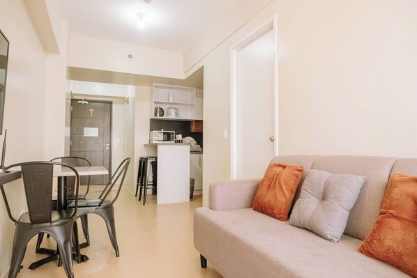 Apartamento em Condomínio Fechado, 1 quarto, varanda | Sala