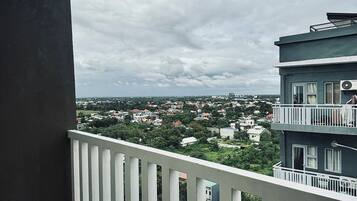 Apartamento em Condomínio Fechado, 1 quarto, varanda, vista para o jardim | Varanda