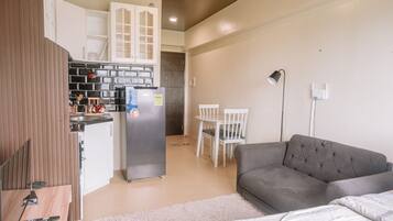 Apartamento em Condomínio Fechado, 1 quarto, pátio | Sala