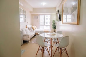 Apartamento em Condomínio Fechado, 1 quarto, acessível | Sala de jantar