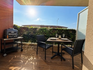 Suíte luxo, varanda, vista para o jardim | Terraço/pátio