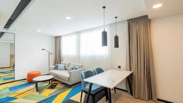 Suíte, 1 quarto | Área de estar | Smart TV 42 polegadas com canais digitais, Netflix