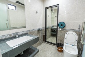 Um polibã, artigos de higiene pessoal grátis, um secador de cabelo 