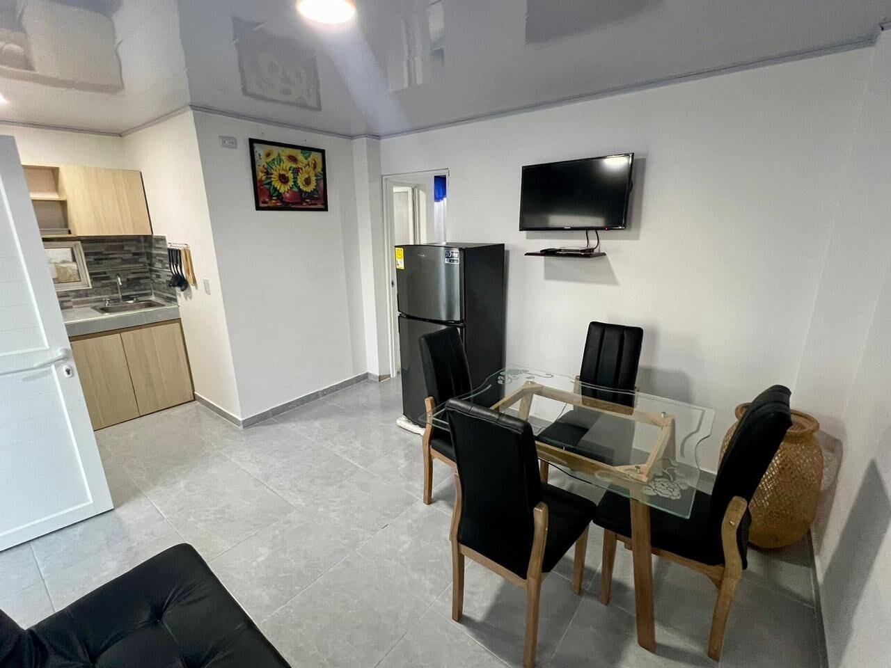 Estúdio Familiar | Sala de estar | Televisor de ecrã plano de 32 polegadas com canais por cabo 