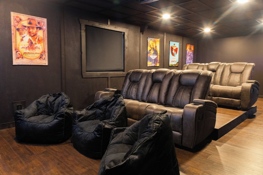 Abe's Hideaway - Arcade, Hot Tub, Home Theater - Quiet Upscale Neighborhood - Springfield, IL