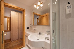 Quarto Duplo ou Twin Clássico, varanda, vista para a montanha | Cofre no quarto, cortinas/cortinados opacos, Wi-fi grátis 