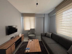 Apartamento Familiar em Condomínio Fechado, varanda, Vista para a cidade | Sala de estar | Televisor de 32 polegadas com canais via satélite 