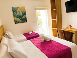 Quarto triplo luxo | Escrivaninha, Wi-Fi de cortesia, roupa de cama