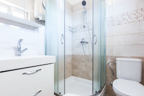 Apartamento (Two Bedroom Apartment with Terrace (o) | Casa de banho | Um polibã, toalhas fornecidas 