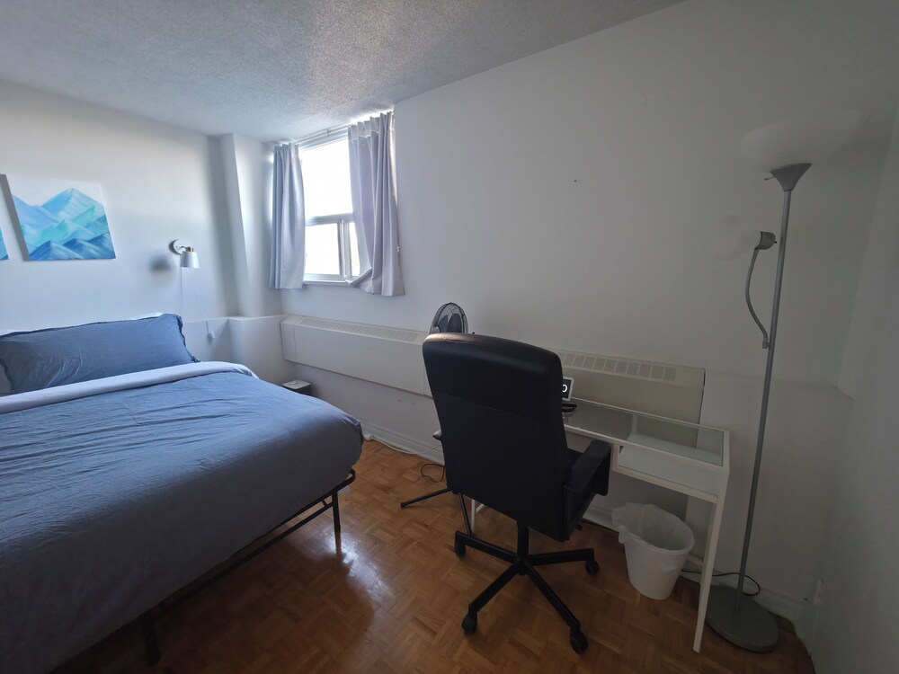 Sunny 2-BR in St Jamestown Toronto - Toronto | Stayz