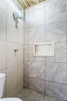 Suite, vista para a montanha | Casa de banho | Um polibã, toalhas fornecidas, papel higiénico 