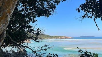 Na praia, praia de areia branca, toldos de praia (sobretaxa)