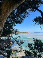 Na praia, praia de areia branca, toldos de praia (sobretaxa) 