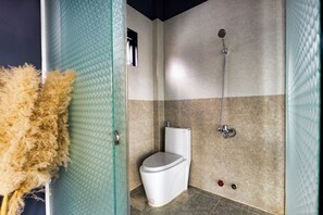 Quarto Duplo Deluxe, vista para a montanha | Casa de banho | Um polibã, artigos de higiene pessoal grátis, um secador de cabelo 