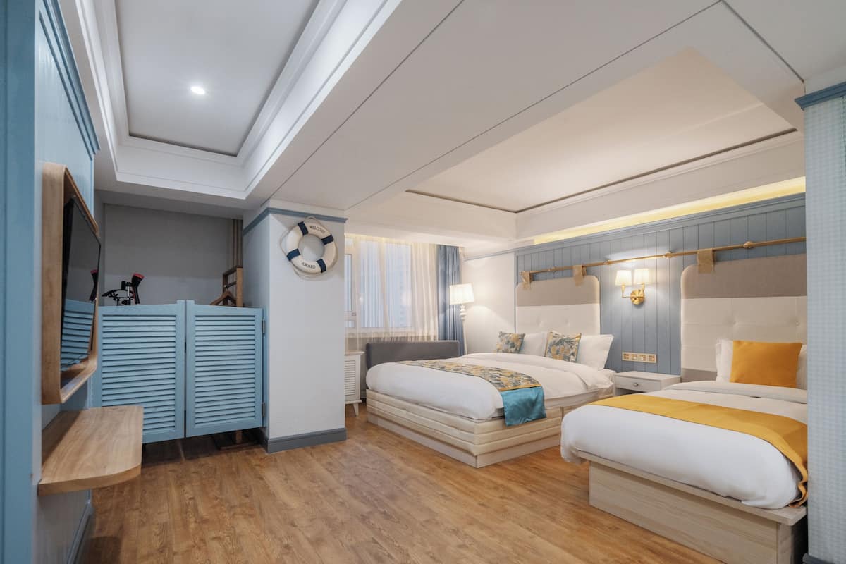 Quarto Triplo Familiar, Vista para a cidade | 1 quarto, secretária adequada para computadores portáteis
