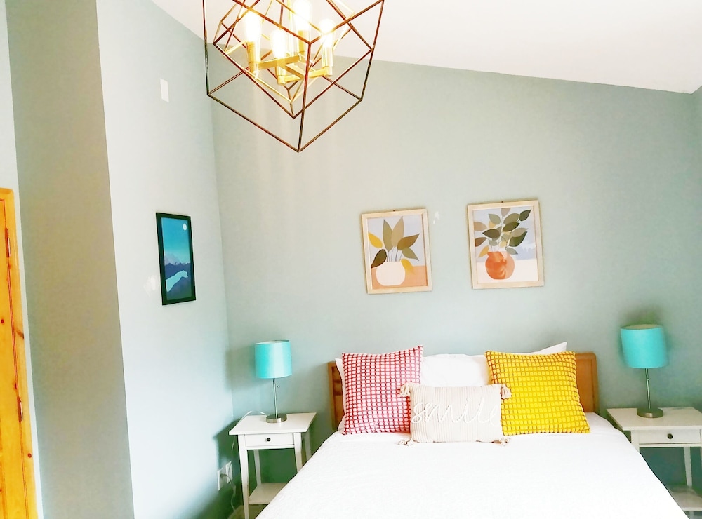 1 Min to Banff Gate Quiet End Unit Mountain view Banff gate 2B/2B/7ppl ...
