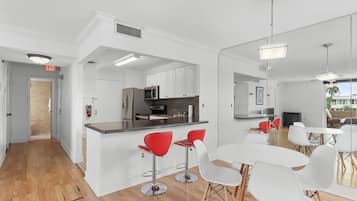 Apartamento, vista para a baía | Sala de jantar