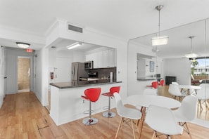 Apartamento, vista para a baía | Sala de jantar