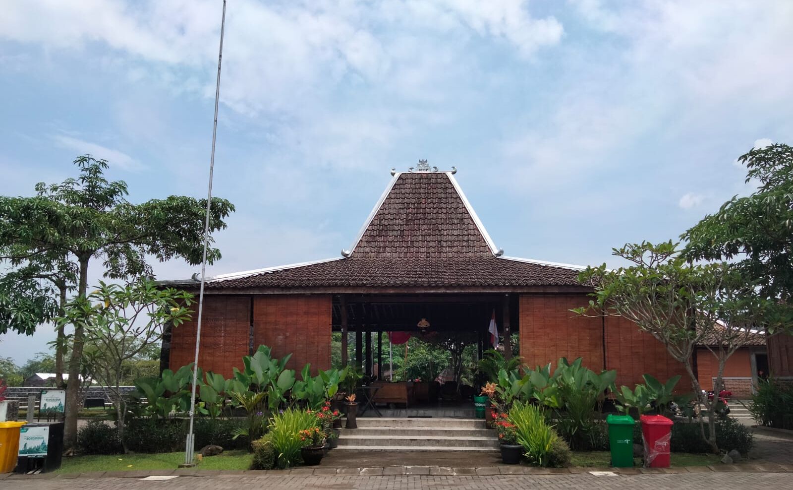 Um edifício tradicional de tijolos com telhado telhado e entrada central.