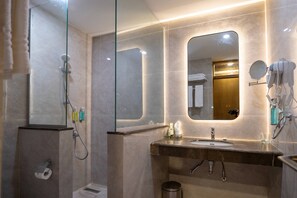 Quarto Duplo ou Twin Básico | Casa de banho | Um polibã, toalhas fornecidas, sabão, papel higiénico 