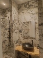 Quarto Duplo ou Twin Comfort, varanda, vista para o jardim | Casa de banho | Um secador de cabelo, roupões, toalhas fornecidas, sabão 
