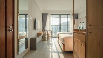 Quarto luxo, várias camas, sacada, vista para a cidade | Roupas de cama antialérgicas, frigobar, escrivaninha