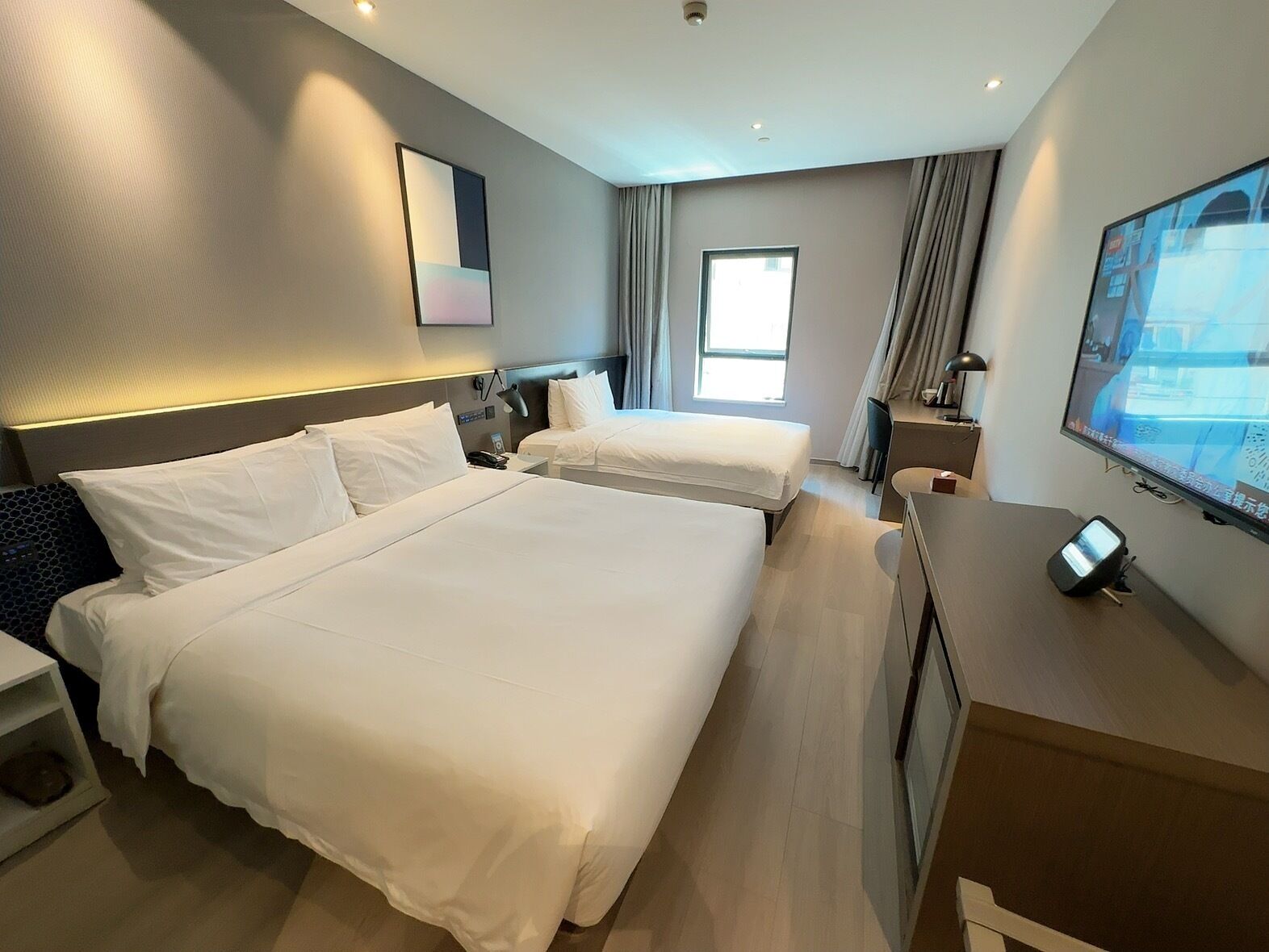 Quarto quádruplo família | Roupas de cama premium, frigobar (abastecido com itens grátis)