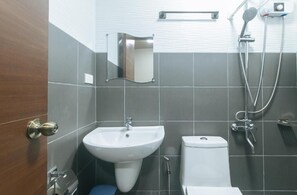 Chuveiro, chinelos, toalhas de banho, sabonete