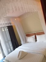 Quarto casal standard, sacada | Escrivaninha, espaço de trabalho para notebook, Wi-Fi de cortesia