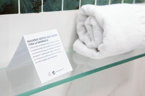 Quarto Duplo Comfort, 1 cama queen-size, não fumadores | Casa de banho | Um polibã, artigos de higiene pessoal grátis, um secador de cabelo