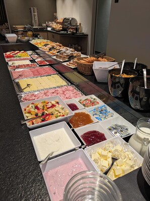 Pequeno-almoço self-service diário incluído 