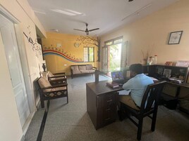 Área de estar no saguão