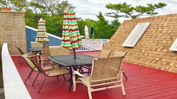 Spacious 6-bedroom Beach Cottage, 1 Block To Ocean, Rooftop Deck & Parking! - Lewes