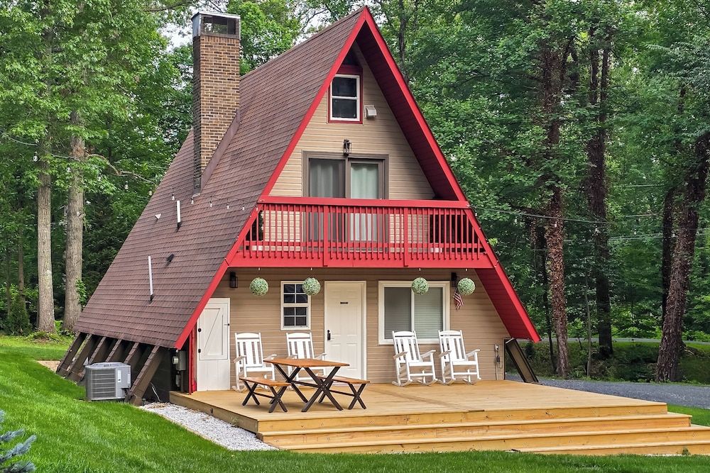 Hot Tub, Fire Pit & Patio: A-frame Stafford Cabin - Sam Farm, Goldvein